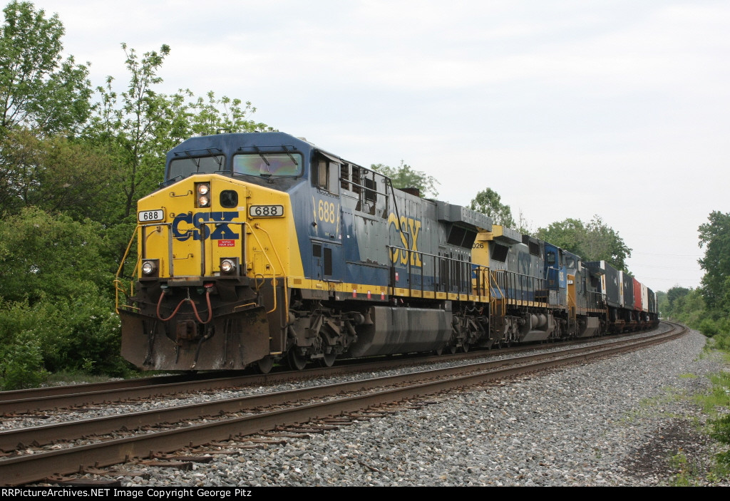 CSX 688 and train Q031